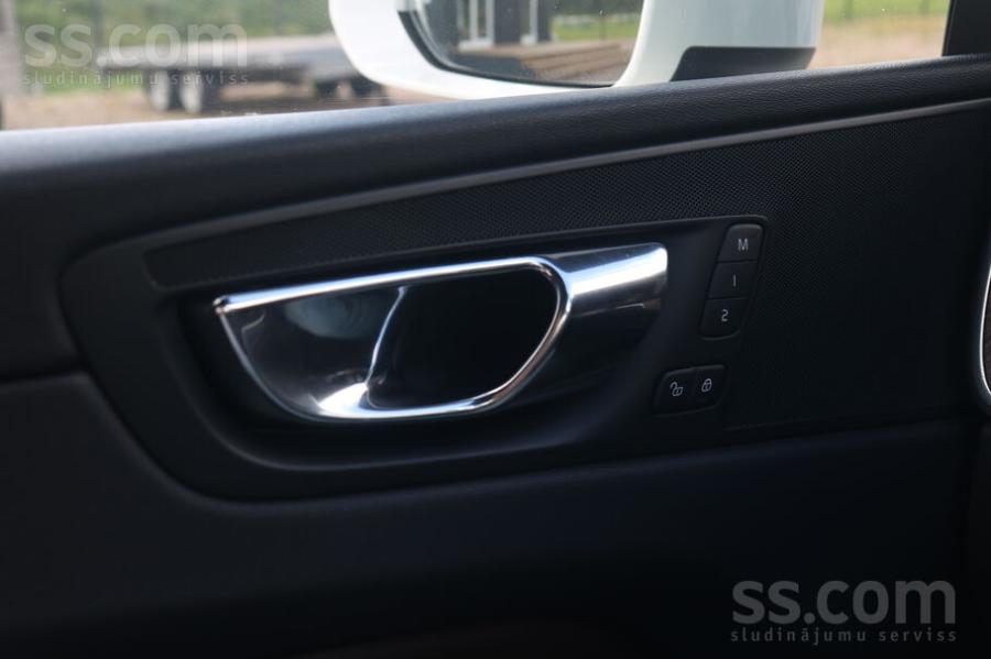 White Volvo XC60 2017 in Kuldiga, with an engine capacity of 2.00 L and mileage of 387 thousand km for 17500 €, photo 22 on AUTOMOTO.COM.LV