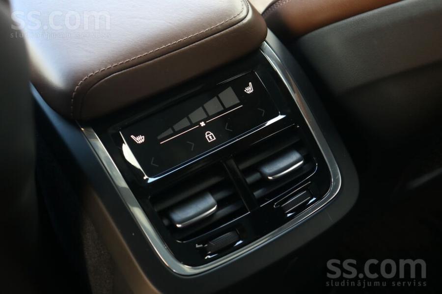 White Volvo XC60 2017 in Kuldiga, with an engine capacity of 2.00 L and mileage of 387 thousand km for 17500 €, photo 29 on AUTOMOTO.COM.LV