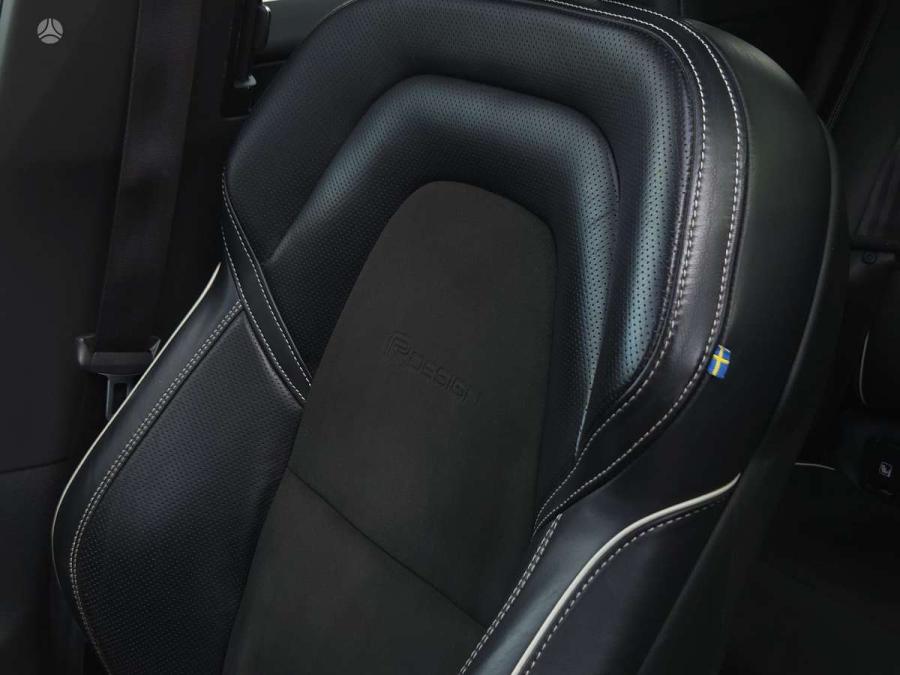 White Volvo XC60 2017 in Kaunas, with an engine capacity of 2.00 L and mileage of 269 thousand km for 18999 €, photo 10 on AUTOMOTO.COM.LV
