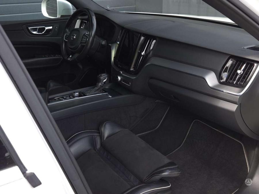 White Volvo XC60 2017 in Kaunas, with an engine capacity of 2.00 L and mileage of 269 thousand km for 18999 €, photo 12 on AUTOMOTO.COM.LV