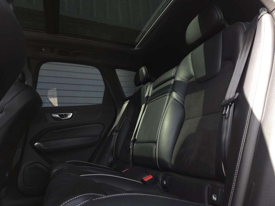 White Volvo XC60 2017 in Kaunas, with an engine capacity of 2.00 L and mileage of 269 thousand km for 18999 €, photo 14 on AUTOMOTO.COM.LV