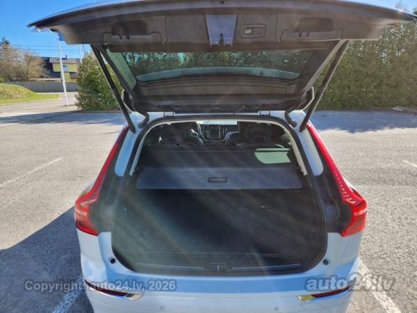 White Volvo XC60 2018 in Tallinn, with an engine capacity of 2.00 L and mileage of 212 thousand km for 25500 €, photo 3 on AUTOMOTO.COM.LV
