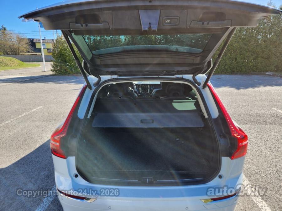 White Volvo XC60 2018 in Tallinn, with an engine capacity of 2.00 L and mileage of 212 thousand km for 25500 €, photo 3 on AUTOMOTO.COM.LV