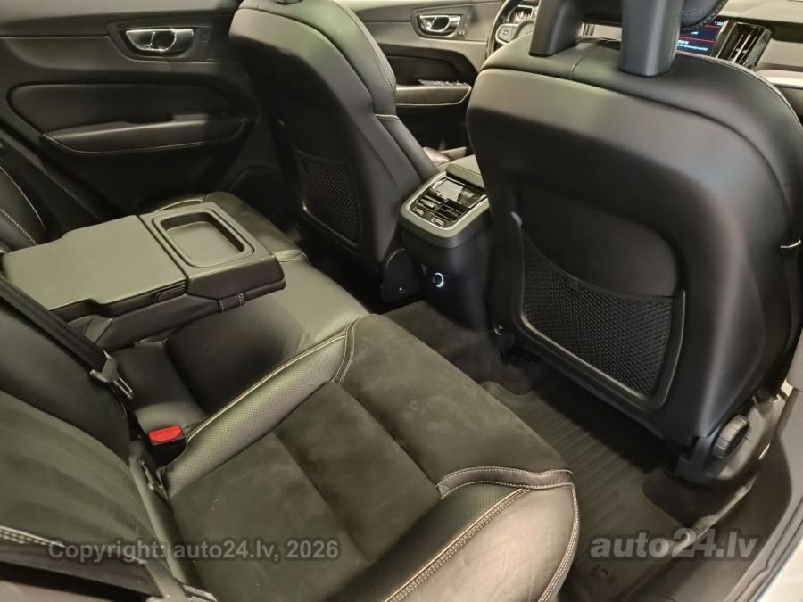 White Volvo XC60 2018 in Tallinn, with an engine capacity of 2.00 L and mileage of 159 thousand km for 21800 €, photo 10 on AUTOMOTO.COM.LV