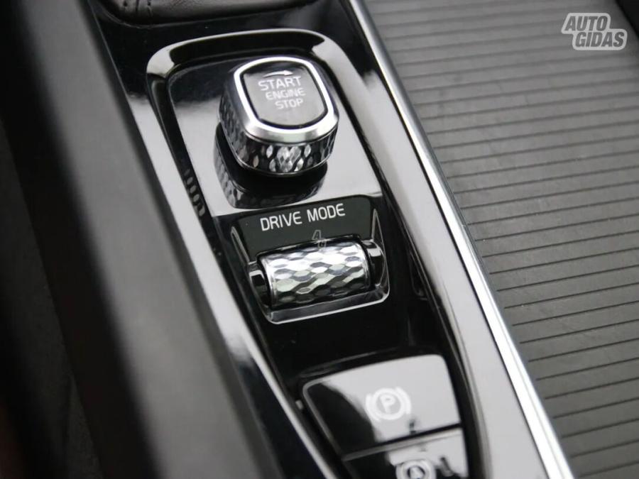 White Volvo XC60 2018 in Vilnius, with an engine capacity of 2.00 L and mileage of 182 thousand km for 23199 €, photo 30 on AUTOMOTO.COM.LV