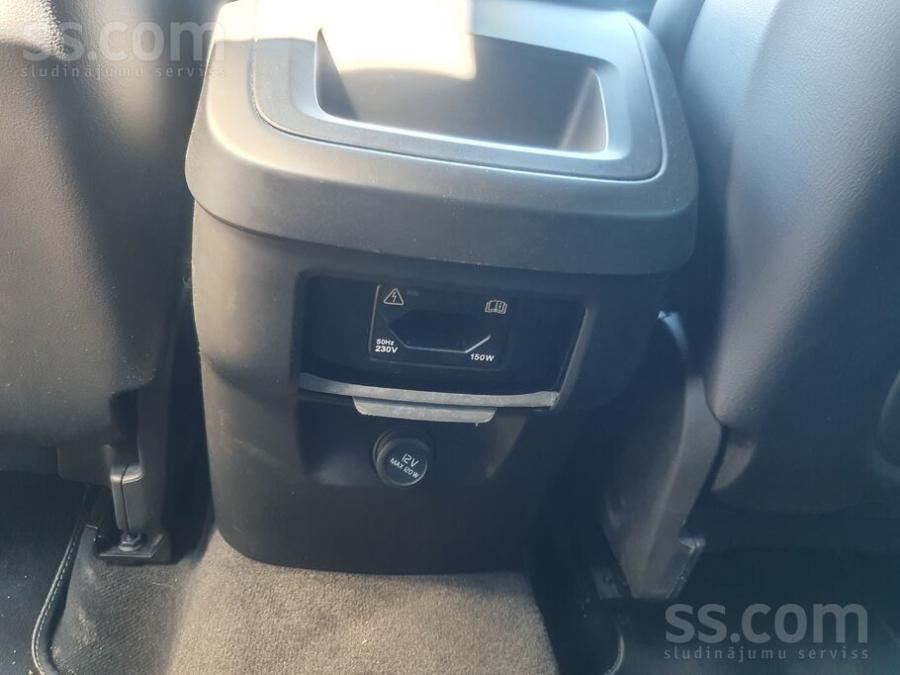 White Volvo XC60 2018 in Riga, with an engine capacity of 2.00 L and mileage of 365 thousand km for 15600 €, photo 12 on AUTOMOTO.COM.LV