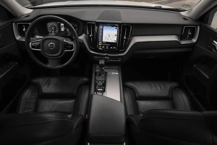 White Volvo XC60 2018 in Jelgava, with an engine capacity of 2.00 L and mileage of 190 thousand km for 23200 €, photo 9 on AUTOMOTO.COM.LV