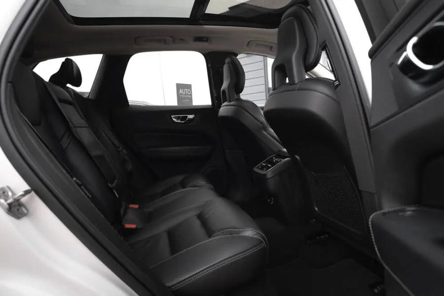White Volvo XC60 2018 in Jelgava, with an engine capacity of 2.00 L and mileage of 190 thousand km for 23200 €, photo 12 on AUTOMOTO.COM.LV