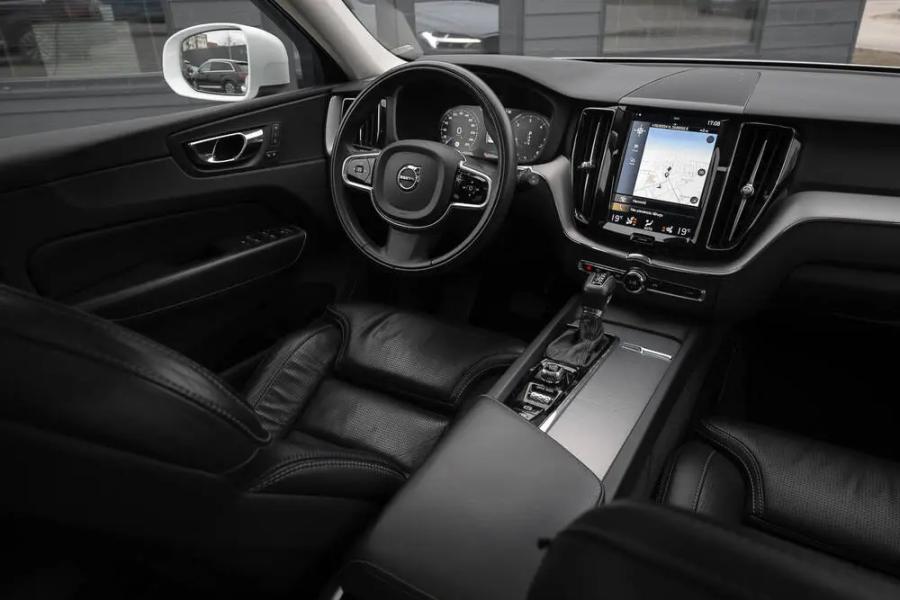 White Volvo XC60 2018 in Jelgava, with an engine capacity of 2.00 L and mileage of 190 thousand km for 23200 €, photo 14 on AUTOMOTO.COM.LV