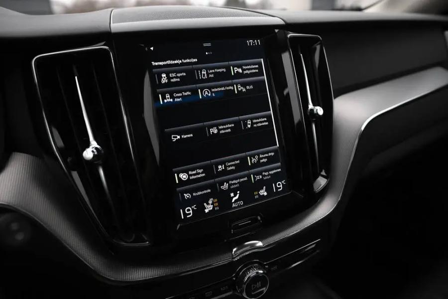 White Volvo XC60 2018 in Jelgava, with an engine capacity of 2.00 L and mileage of 190 thousand km for 23200 €, photo 17 on AUTOMOTO.COM.LV