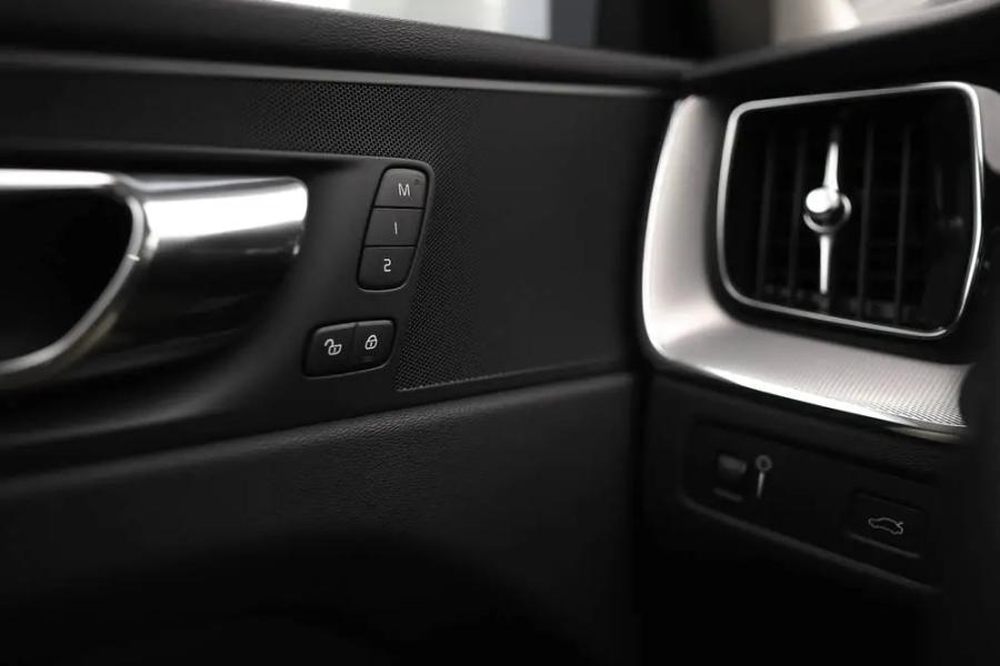 White Volvo XC60 2018 in Jelgava, with an engine capacity of 2.00 L and mileage of 190 thousand km for 23200 €, photo 20 on AUTOMOTO.COM.LV