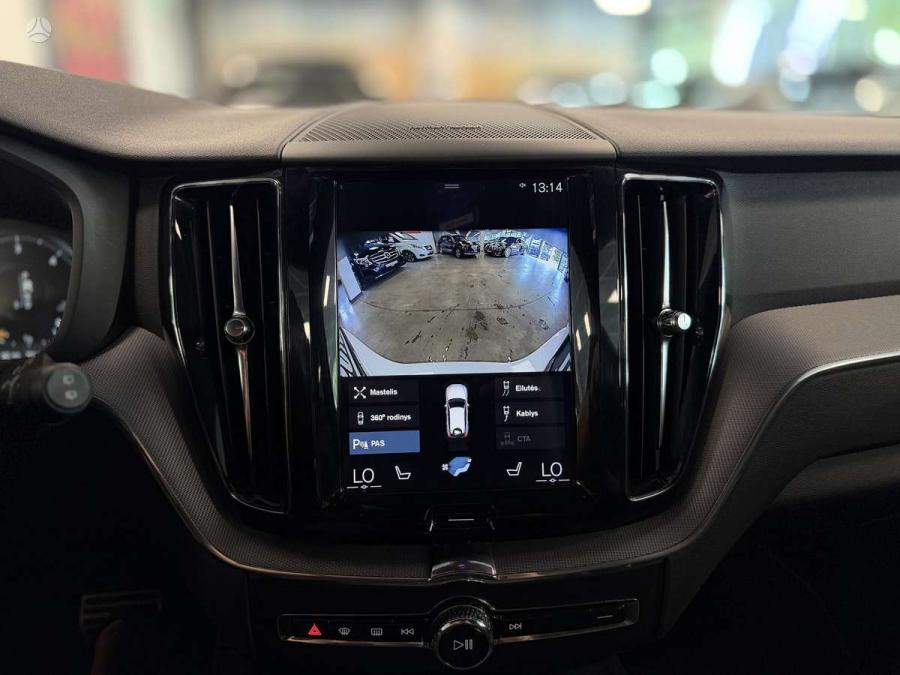White Volvo XC60 2018 in Klaipeda, with an engine capacity of 1.97 L and mileage of 299 thousand km for 19950 €, photo 19 on AUTOMOTO.COM.LV