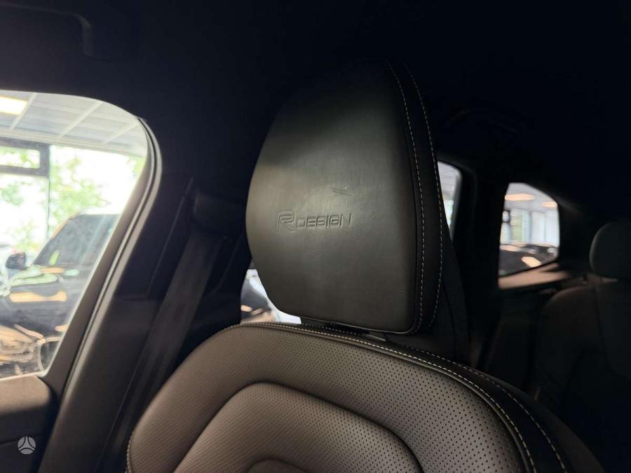 White Volvo XC60 2018 in Klaipeda, with an engine capacity of 1.97 L and mileage of 299 thousand km for 19950 €, photo 20 on AUTOMOTO.COM.LV
