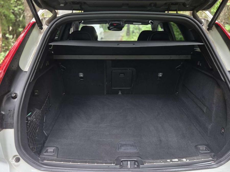 White Volvo XC60 2018 in Vilnius, with an engine capacity of 2.00 L and mileage of 181 thousand km for 21500 €, photo 23 on AUTOMOTO.COM.LV