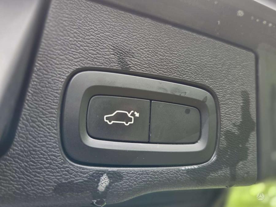 White Volvo XC60 2018 in Vilnius, with an engine capacity of 2.00 L and mileage of 181 thousand km for 21500 €, photo 24 on AUTOMOTO.COM.LV