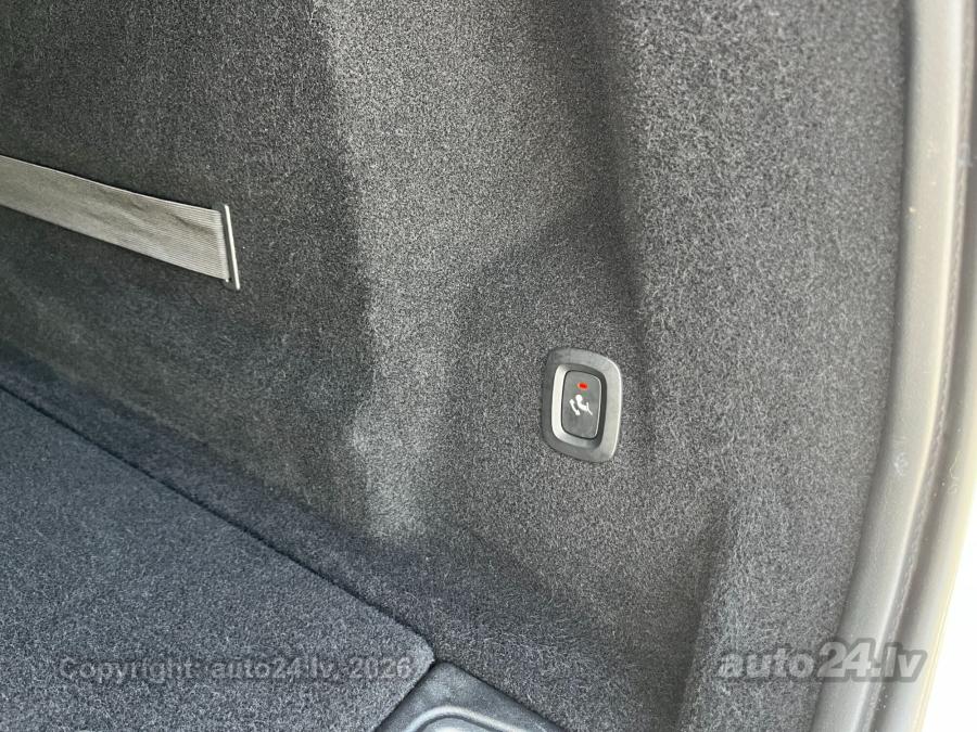 Balts Volvo XC60 2018 Tallina, ar dzinēja tilpumu 2.00 L un nobraukumu 206 tūkst. km par 19900 €, foto 15 vietnē AUTOMOTO.COM.LV