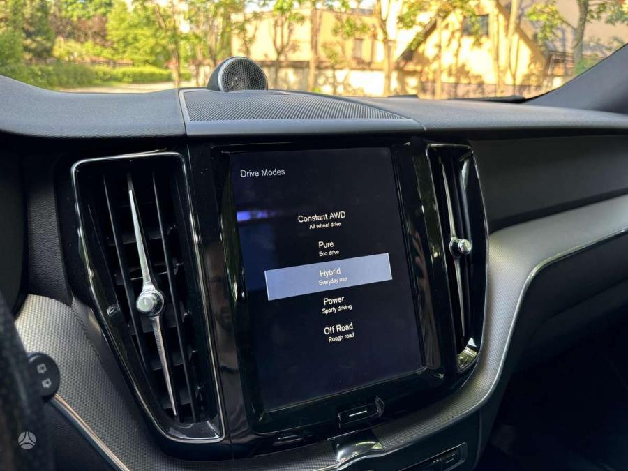 Balts Volvo XC60 2018 Kauņa, ar dzinēja tilpumu 1.97 L un nobraukumu 280 tūkst. km par 18900 €, foto 24 vietnē AUTOMOTO.COM.LV