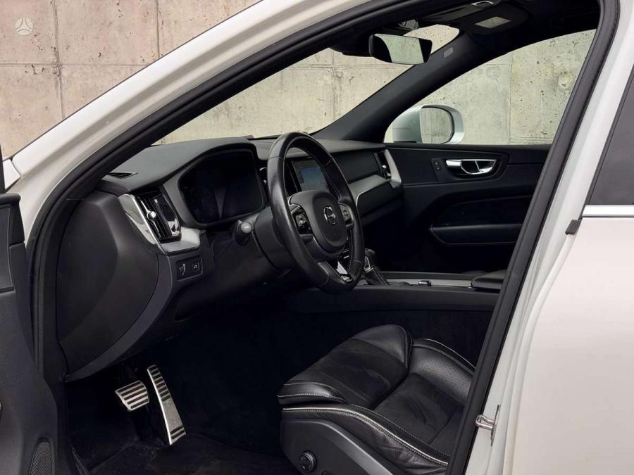 White Volvo XC60 2018 in Vilnius, with an engine capacity of 1.97 L and mileage of 222 thousand km for 21900 €, photo 10 on AUTOMOTO.COM.LV