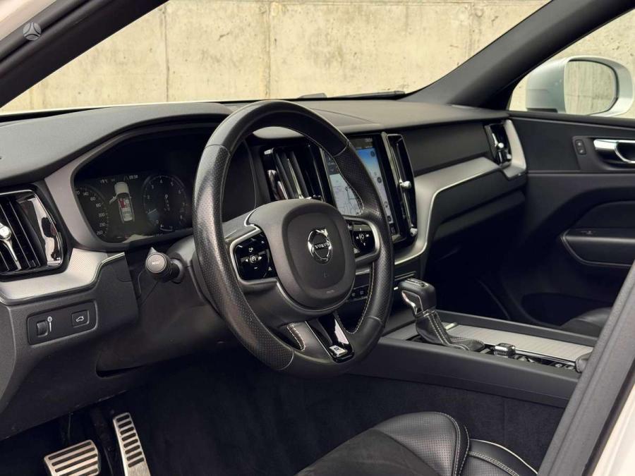 White Volvo XC60 2018 in Vilnius, with an engine capacity of 1.97 L and mileage of 222 thousand km for 21900 €, photo 11 on AUTOMOTO.COM.LV
