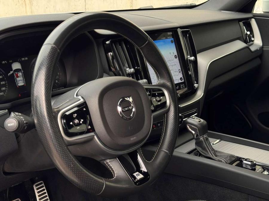 White Volvo XC60 2018 in Vilnius, with an engine capacity of 1.97 L and mileage of 222 thousand km for 21900 €, photo 12 on AUTOMOTO.COM.LV