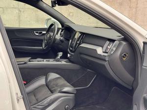 White Volvo XC60 2018 in Vilnius, with an engine capacity of 1.97 L and mileage of 222 thousand km for 21900 €, photo 13 on AUTOMOTO.COM.LV