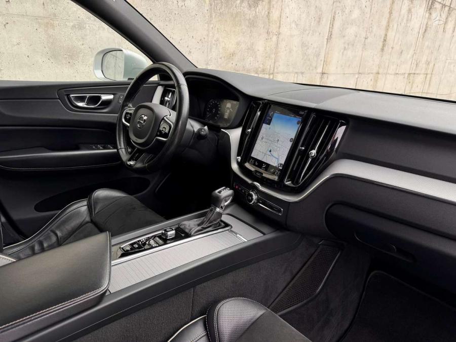 White Volvo XC60 2018 in Vilnius, with an engine capacity of 1.97 L and mileage of 222 thousand km for 21900 €, photo 14 on AUTOMOTO.COM.LV