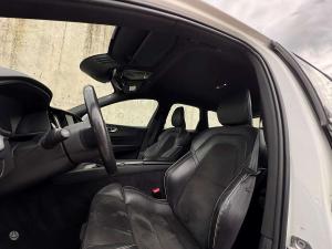 White Volvo XC60 2018 in Vilnius, with an engine capacity of 1.97 L and mileage of 222 thousand km for 21900 €, photo 15 on AUTOMOTO.COM.LV