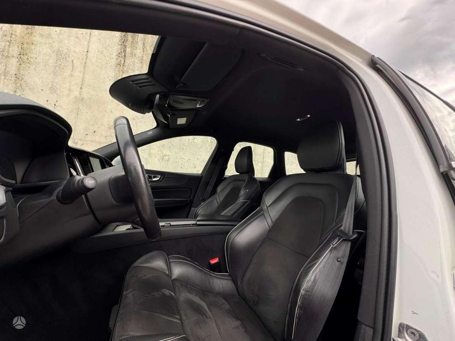 White Volvo XC60 2018 in Vilnius, with an engine capacity of 1.97 L and mileage of 222 thousand km for 21900 €, photo 15 on AUTOMOTO.COM.LV