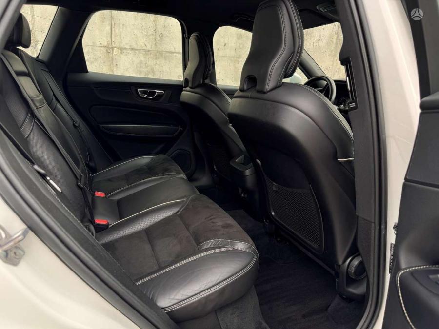 White Volvo XC60 2018 in Vilnius, with an engine capacity of 1.97 L and mileage of 222 thousand km for 21900 €, photo 16 on AUTOMOTO.COM.LV