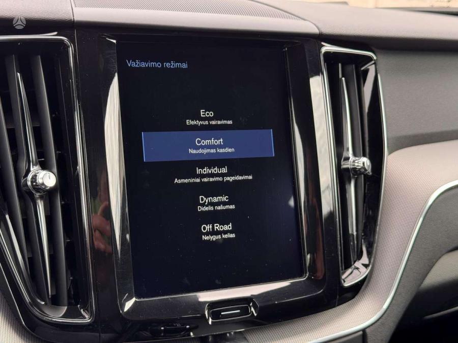 White Volvo XC60 2018 in Vilnius, with an engine capacity of 1.97 L and mileage of 222 thousand km for 21900 €, photo 23 on AUTOMOTO.COM.LV