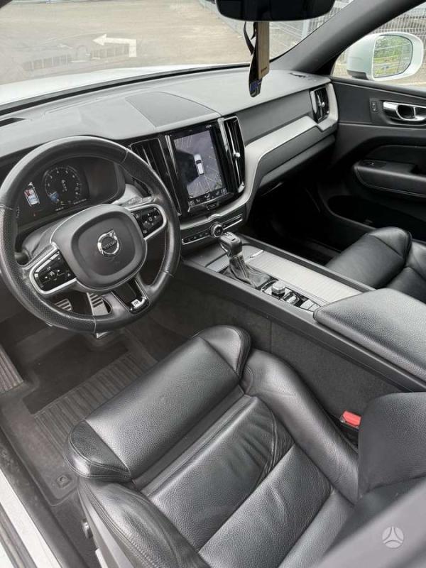 White Volvo XC60 2018 in Vilnius, with an engine capacity of 1.97 L and mileage of 181 thousand km for 25600 €, photo 5 on AUTOMOTO.COM.LV