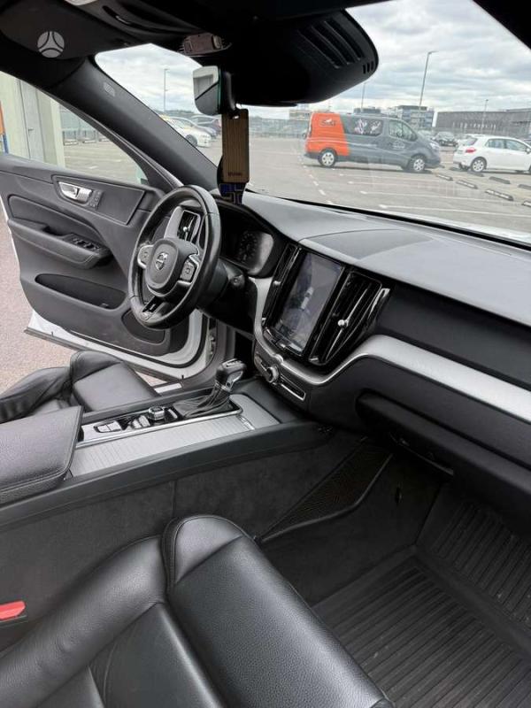 White Volvo XC60 2018 in Vilnius, with an engine capacity of 1.97 L and mileage of 181 thousand km for 25600 €, photo 6 on AUTOMOTO.COM.LV