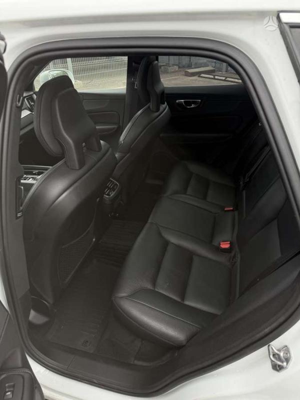 White Volvo XC60 2018 in Vilnius, with an engine capacity of 1.97 L and mileage of 181 thousand km for 25600 €, photo 8 on AUTOMOTO.COM.LV