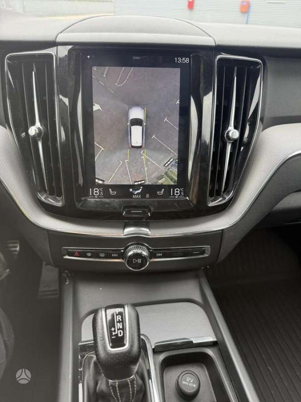 White Volvo XC60 2018 in Vilnius, with an engine capacity of 1.97 L and mileage of 181 thousand km for 25600 €, photo 10 on AUTOMOTO.COM.LV