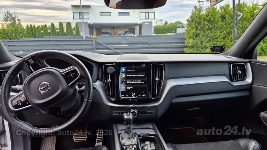 White Volvo XC60 2018 in Tallinn, with an engine capacity of 2.00 L and mileage of 130 thousand km for 26000 €, photo 10 on AUTOMOTO.COM.LV