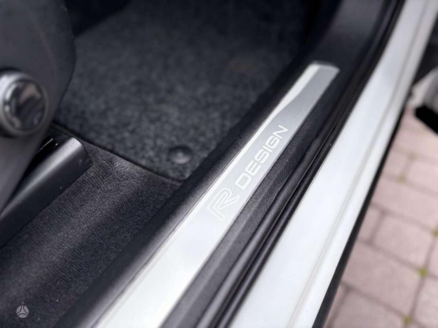 White Volvo XC60 2018 in Gargzdai, with an engine capacity of 1.97 L and mileage of 130 thousand km for 21999 €, photo 13 on AUTOMOTO.COM.LV