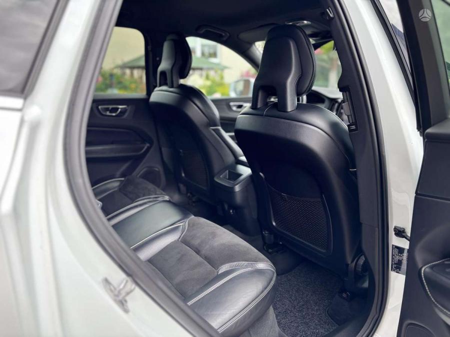 White Volvo XC60 2018 in Gargzdai, with an engine capacity of 1.97 L and mileage of 130 thousand km for 21999 €, photo 18 on AUTOMOTO.COM.LV