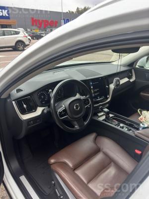 White Volvo XC60 2018 in Riga, with an engine capacity of 2.00 L and mileage of 240 thousand km for 21800 €, photo 8 on AUTOMOTO.COM.LV