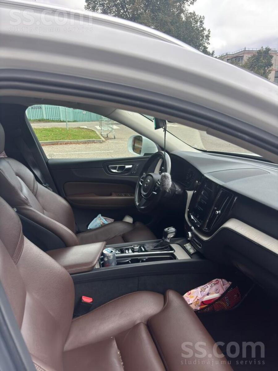White Volvo XC60 2018 in Riga, with an engine capacity of 2.00 L and mileage of 240 thousand km for 21800 €, photo 9 on AUTOMOTO.COM.LV