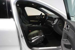 White Volvo XC60 2019 in Vilnius, with an engine capacity of 1.97 L and mileage of 114 thousand km for 35900 €, photo 10 on AUTOMOTO.COM.LV