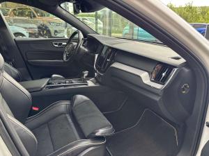 White Volvo XC60 2019 in Siauliai, with an engine capacity of 1.97 L and mileage of 175 thousand km for 27500 €, photo 6 on AUTOMOTO.COM.LV