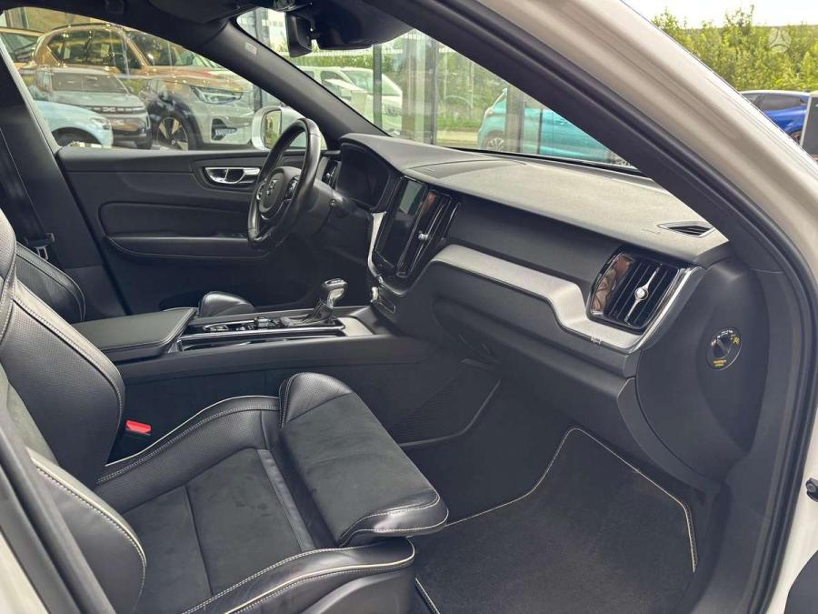 White Volvo XC60 2019 in Siauliai, with an engine capacity of 1.97 L and mileage of 175 thousand km for 27500 €, photo 6 on AUTOMOTO.COM.LV