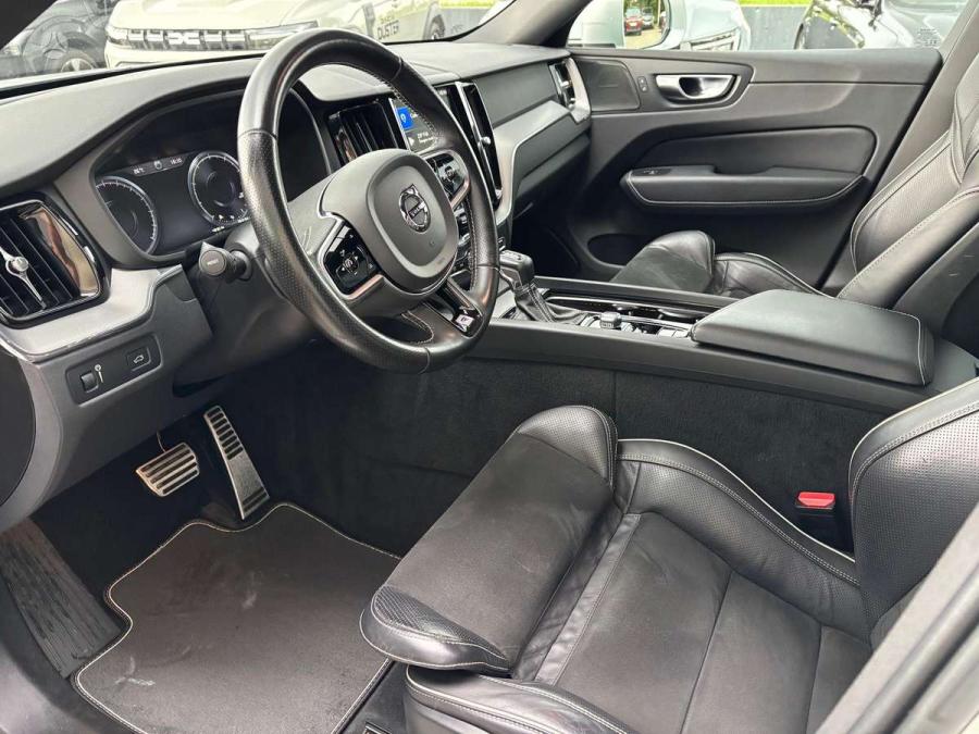 White Volvo XC60 2019 in Siauliai, with an engine capacity of 1.97 L and mileage of 175 thousand km for 27500 €, photo 9 on AUTOMOTO.COM.LV
