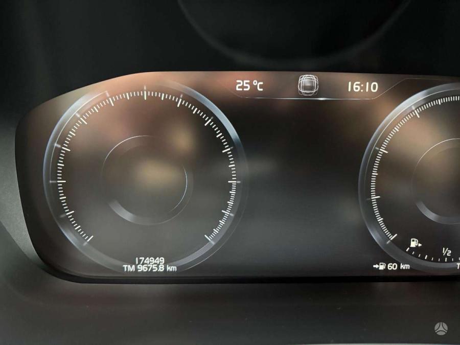 White Volvo XC60 2019 in Siauliai, with an engine capacity of 1.97 L and mileage of 175 thousand km for 27500 €, photo 10 on AUTOMOTO.COM.LV