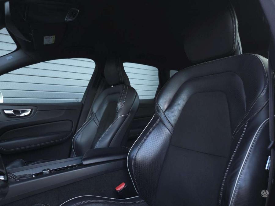 White Volvo XC60 2019 in Kaunas, with an engine capacity of 2.00 L and mileage of 214 thousand km for 20750 €, photo 11 on AUTOMOTO.COM.LV
