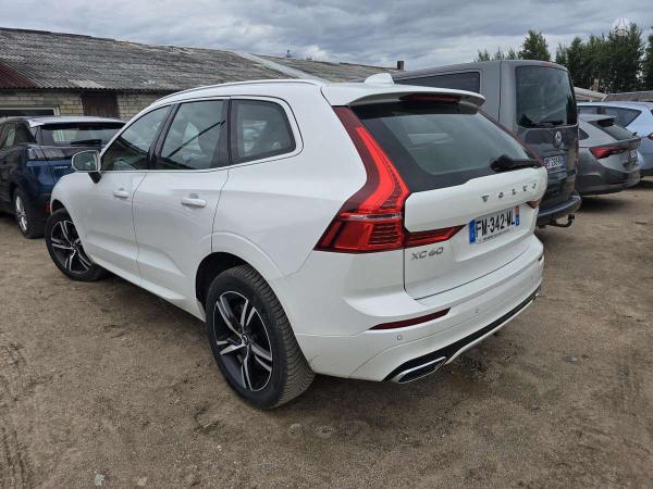 White Volvo XC60 2019 in Taurage, with an engine capacity of 1.97 L and mileage of 254 thousand km for 17500 €, photo 4 on AUTOMOTO.COM.LV