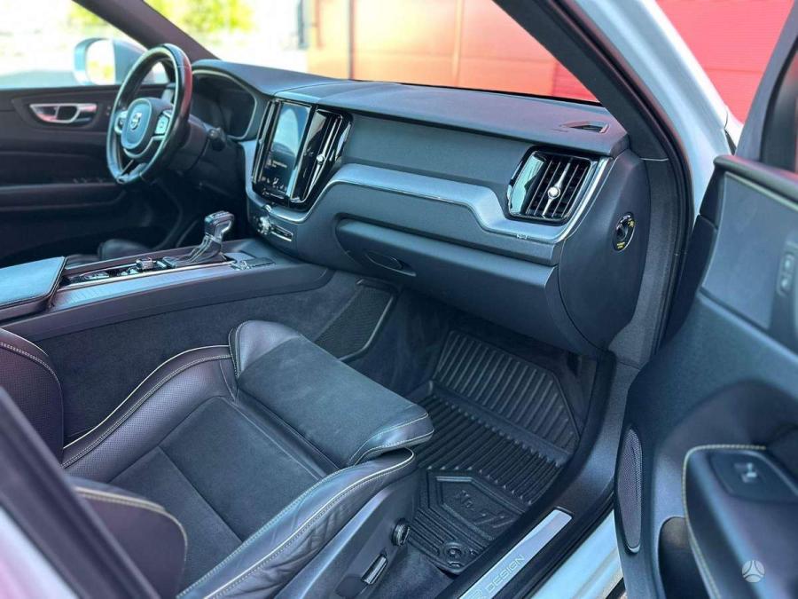 White Volvo XC60 2019 in Telschi, with an engine capacity of 1.97 L and mileage of 220 thousand km for 22500 €, photo 14 on AUTOMOTO.COM.LV