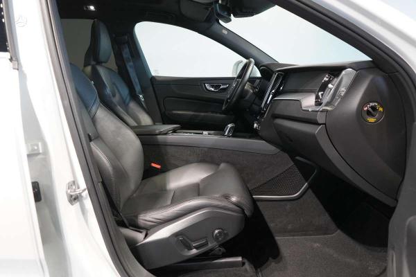 White Volvo XC60 2019 in Vilnius, with an engine capacity of 1.97 L and mileage of 118 thousand km for 31900 €, photo 11 on AUTOMOTO.COM.LV