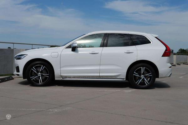 White Volvo XC60 2019 in Vilnius, with an engine capacity of 1.97 L and mileage of 201 thousand km for 23500 €, photo 3 on AUTOMOTO.COM.LV
