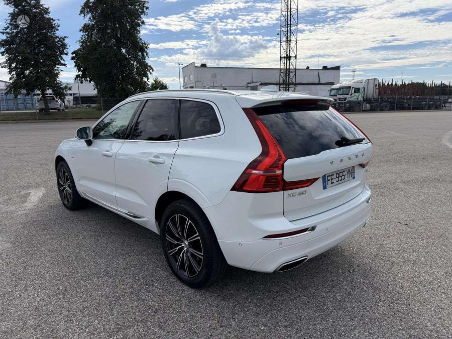 White Volvo XC60 2019 in Marijampole, with an engine capacity of 1.97 L and mileage of 149 thousand km for 18700 €, photo 8 on AUTOMOTO.COM.LV